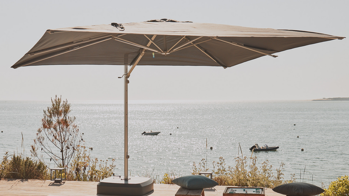 Comment faire tenir un parasol déporté ? – Belveo